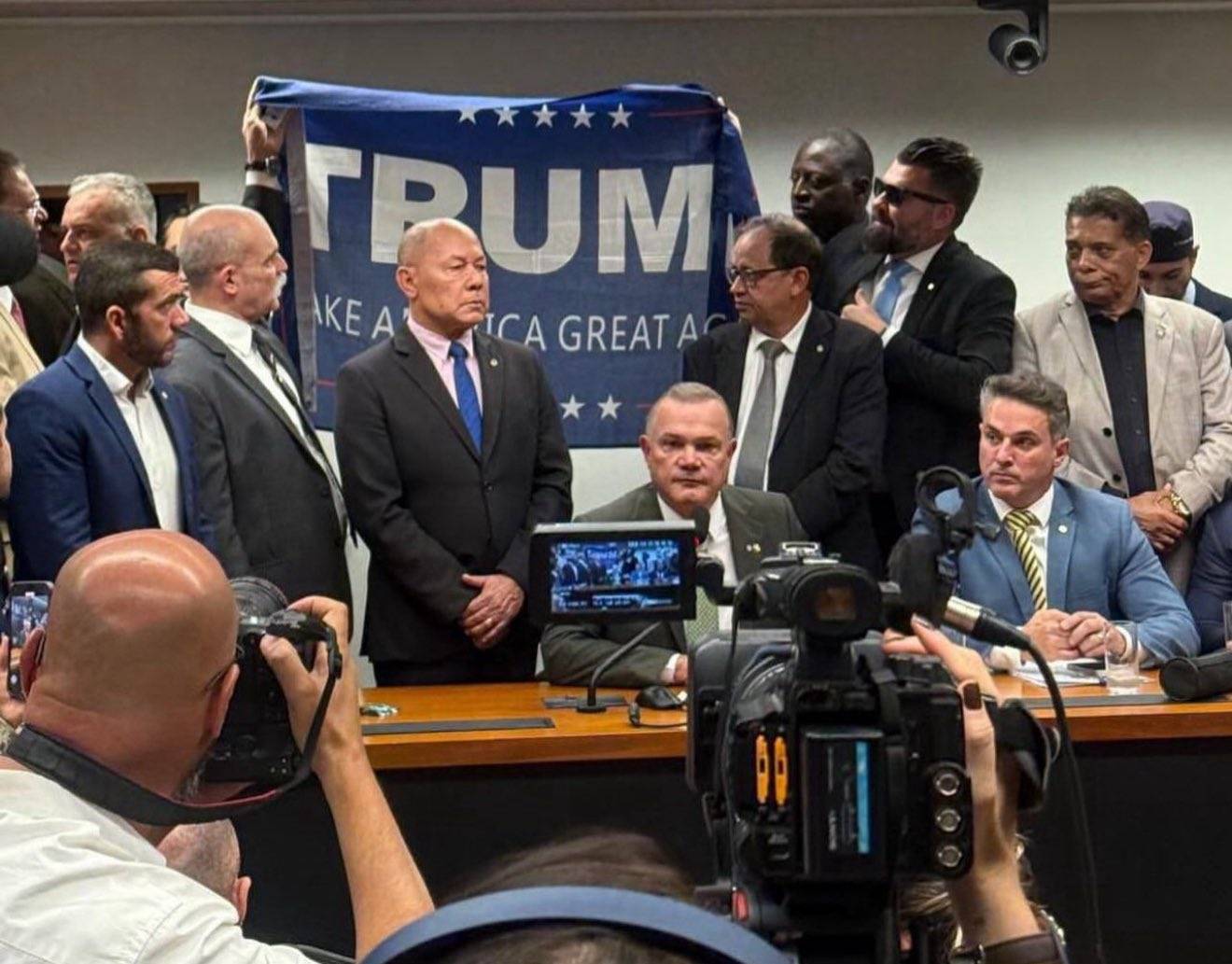Bandeira Em Apoio A Trump Causa Atrito Em Ato Do PL | Taktá No AR